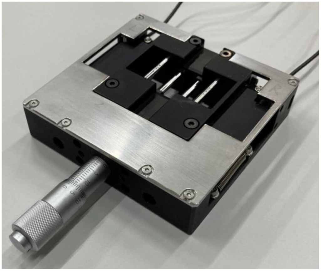 Advanced stress application device for in-situ optical measurement on ...